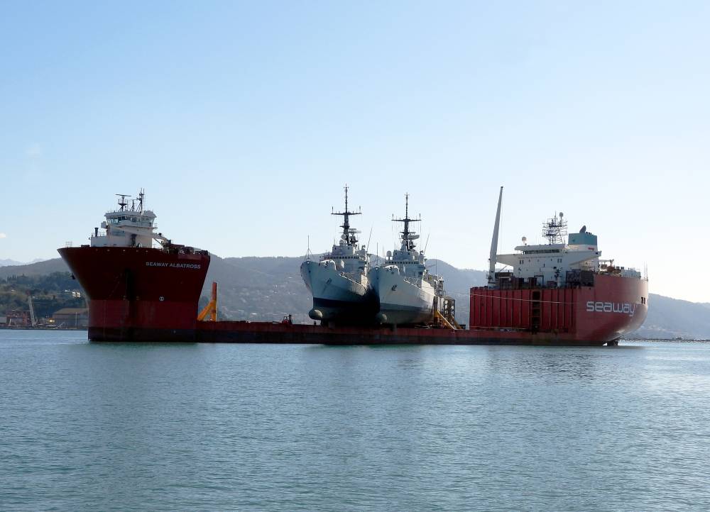 Le Seaway Albatross convoie trois anciens sous-marins italiens vers la ...