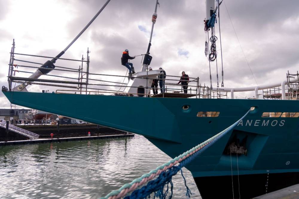 TOWT : le voilier-cargo Anemos a été mâté à Concarneau | Mer et Marine