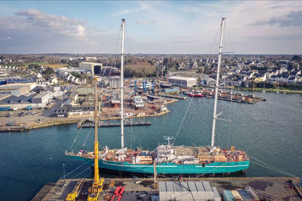 TOWT : le voilier-cargo Anemos a été mâté à Concarneau | Mer et Marine