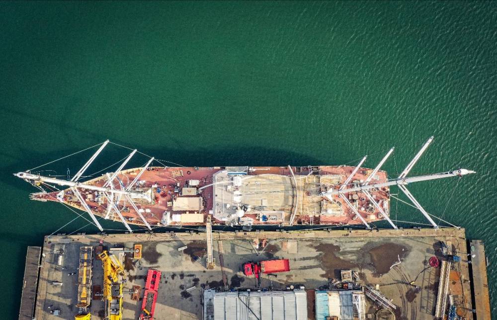 TOWT : le voilier-cargo Anemos a été mâté à Concarneau | Mer et Marine