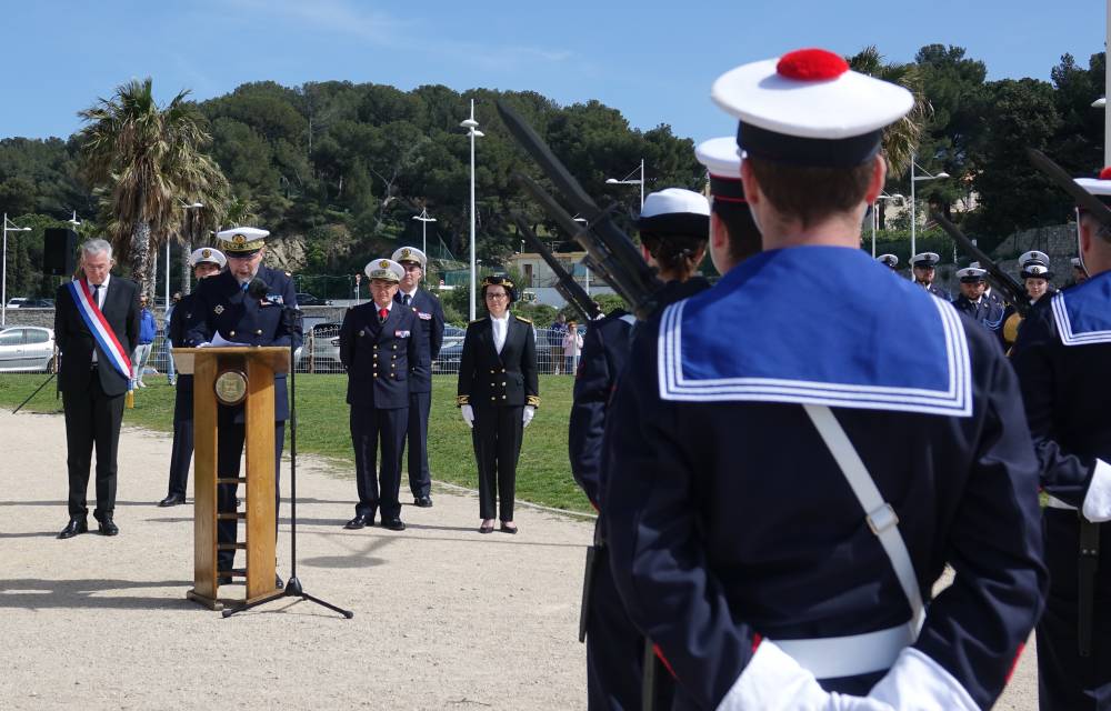 SNA Émeraude : une commémoration en hommage aux 10 marins morts il y a ...