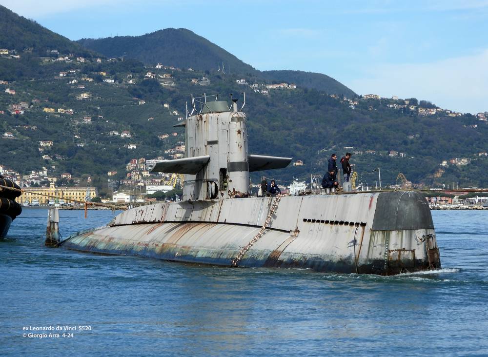 Le Seaway Albatross convoie trois anciens sous-marins italiens vers la ...