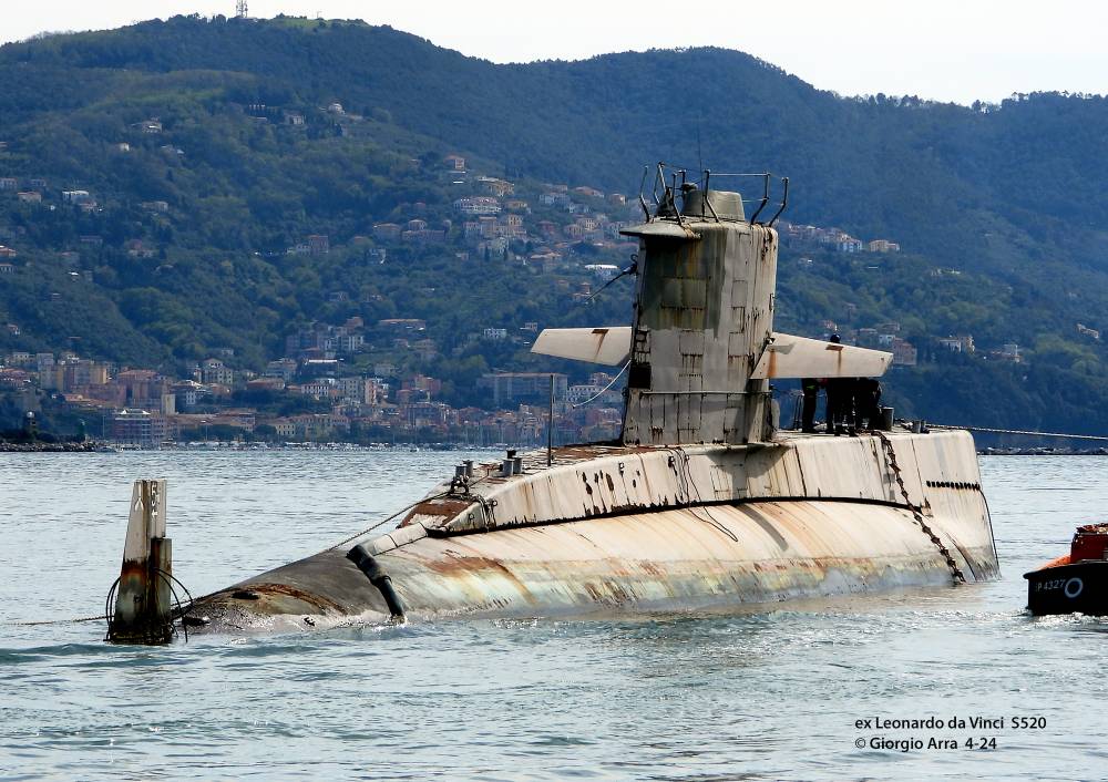 Le Seaway Albatross convoie trois anciens sous-marins italiens vers la ...