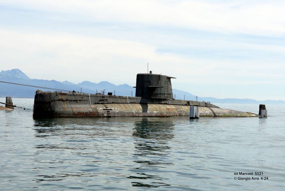 Le Seaway Albatross convoie trois anciens sous-marins italiens vers la ...