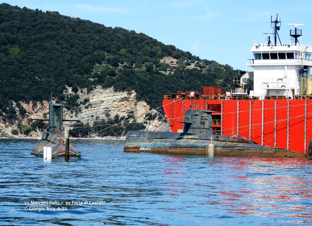 Le Seaway Albatross convoie trois anciens sous-marins italiens vers la ...
