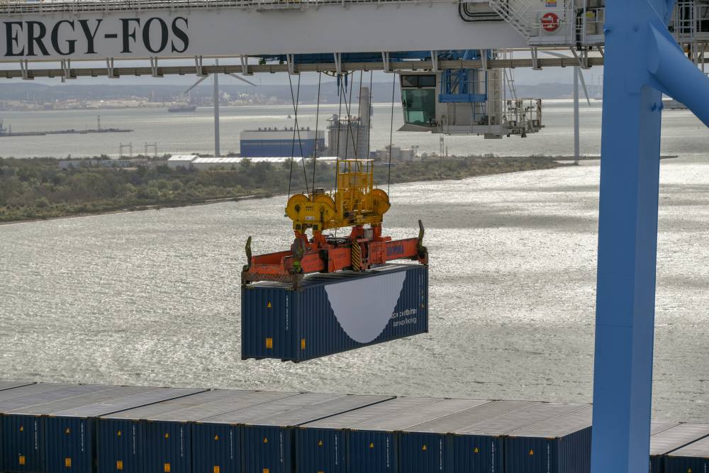 Fos : comment le CMA CGM Greenland a été mis aux couleurs des JO ...