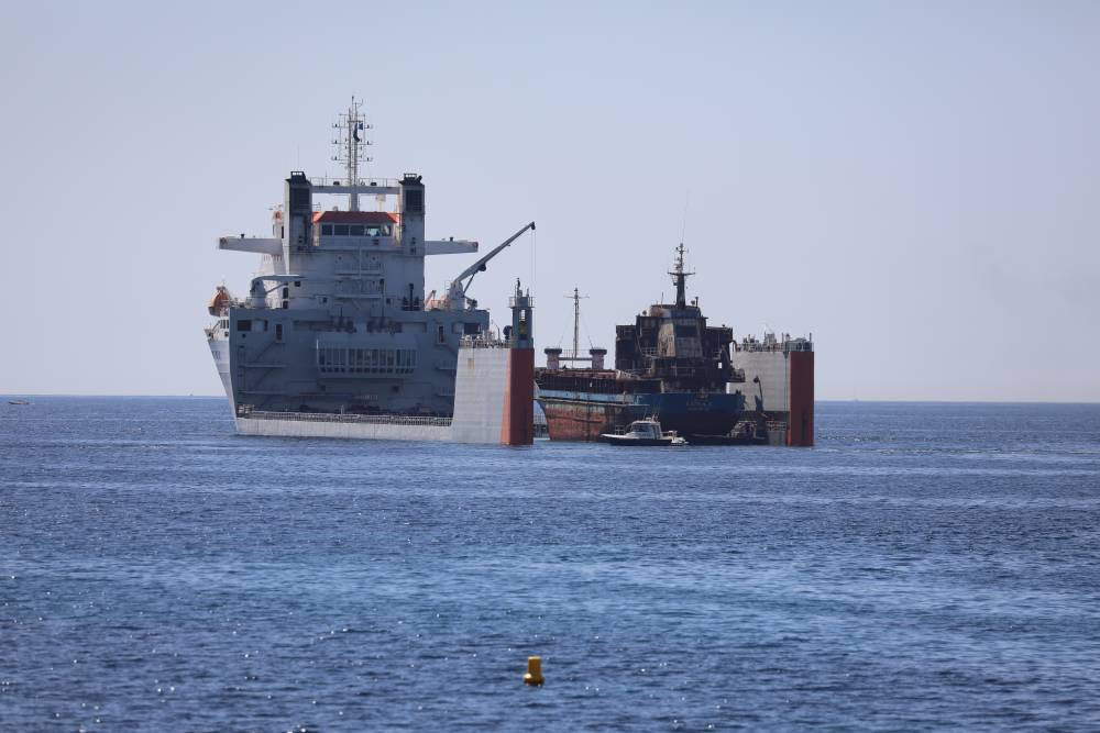 Toulon : le Yacht Express a embarqué l’épave du cargo Luna S | Mer et ...