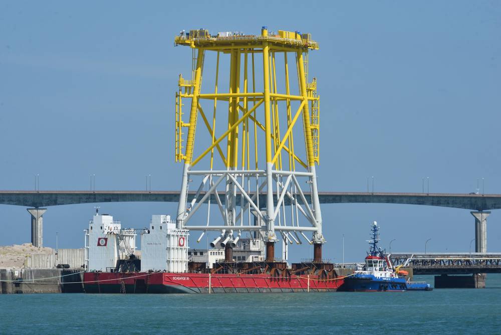 Yeu-Noirmoutier : le topside de la sous-station électrique a quitté ...