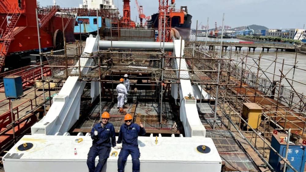 L'installation du prototype de voile rigide Oceanbird sur le Tirrana se ...