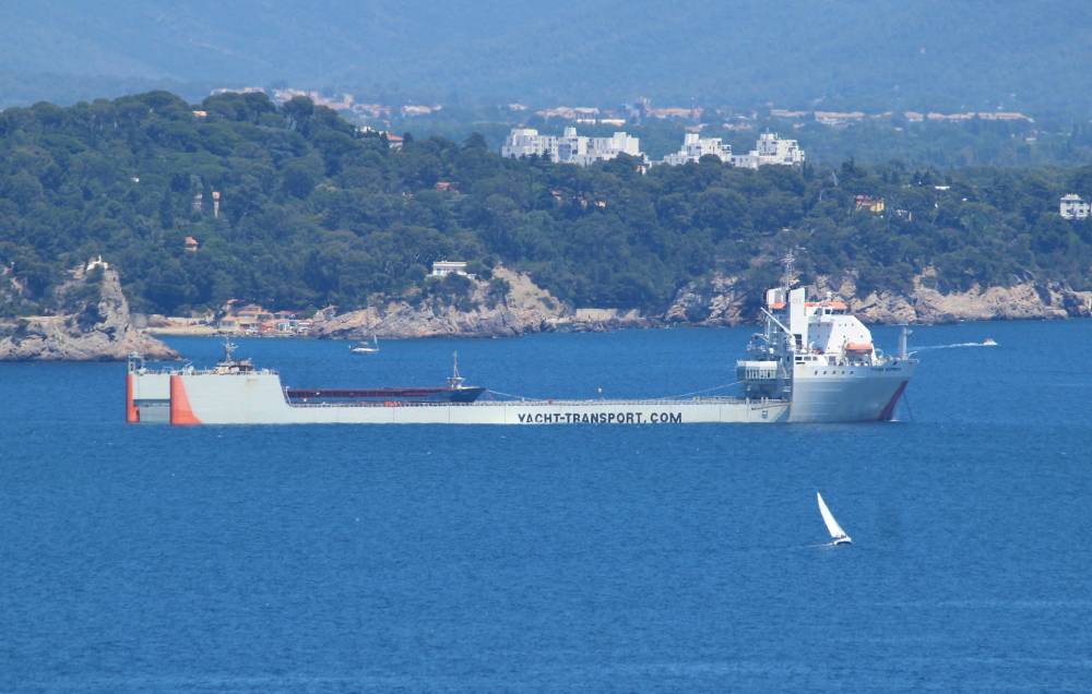 Toulon : le Yacht Express a embarqué l’épave du cargo Luna S | Mer et ...