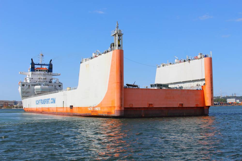 Toulon : le Yacht Express a embarqué l’épave du cargo Luna S | Mer et ...
