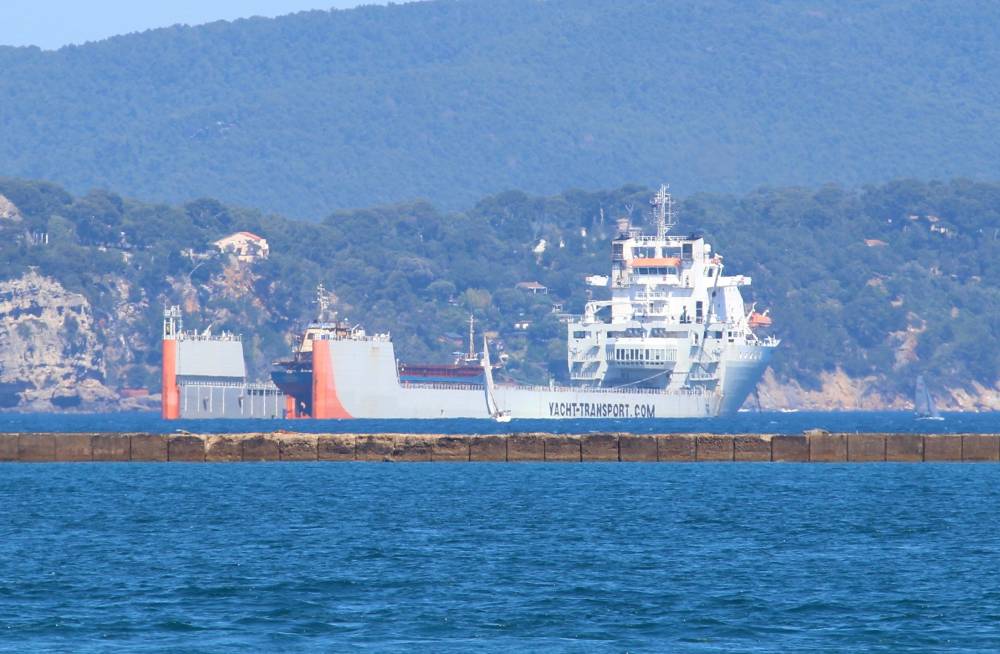 Toulon : le Yacht Express a embarqué l’épave du cargo Luna S | Mer et ...