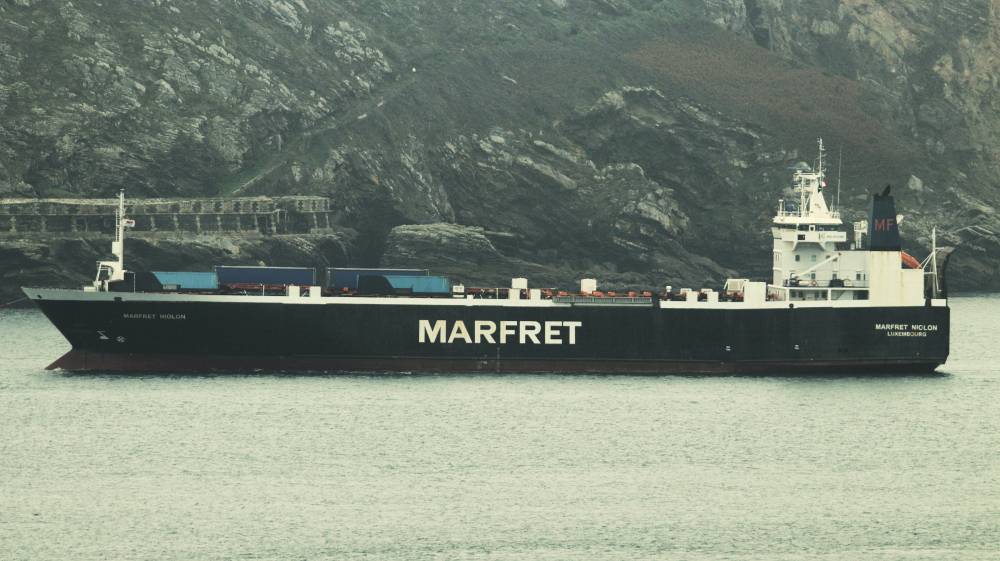Le Marfret Niolon remorqué vers le port de Brest | Mer et Marine