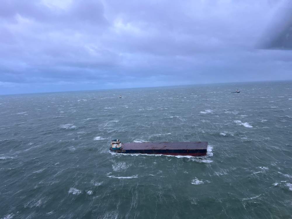 La barge AMT Challenger est partie du Havre pour être réparée | Mer et ...