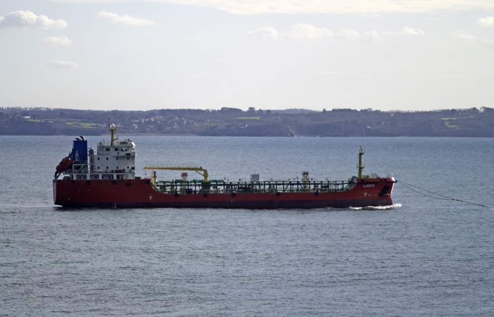 Le Larus a quitté la rade de Brest en remorque pour rejoindre la ...