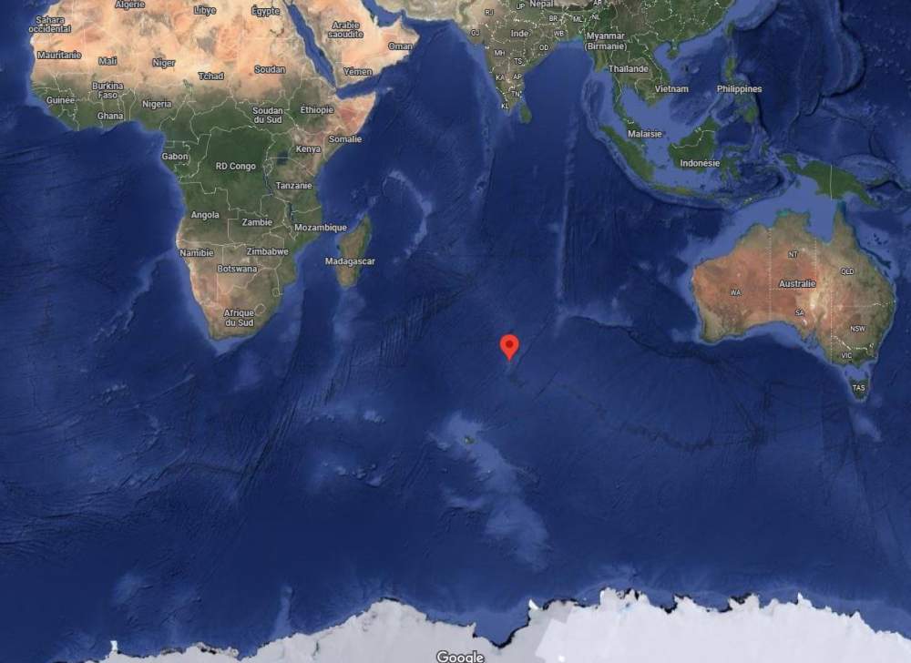 La frégate Floréal a pu rejoindre l’île d’Amsterdam, ravagée par un incendie | Mer et Marine