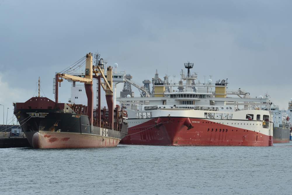 Gros plan sur le Ramform Titan, un navire sismique à la largeur hors ...