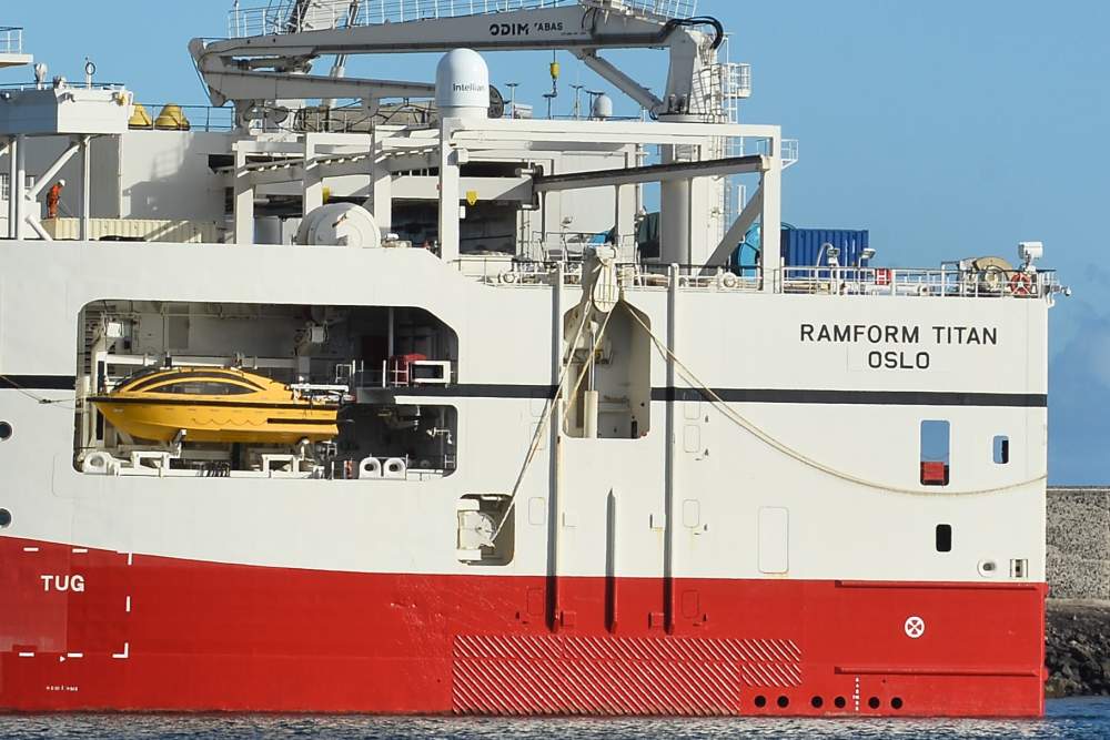 Gros plan sur le Ramform Titan, un navire sismique à la largeur hors ...