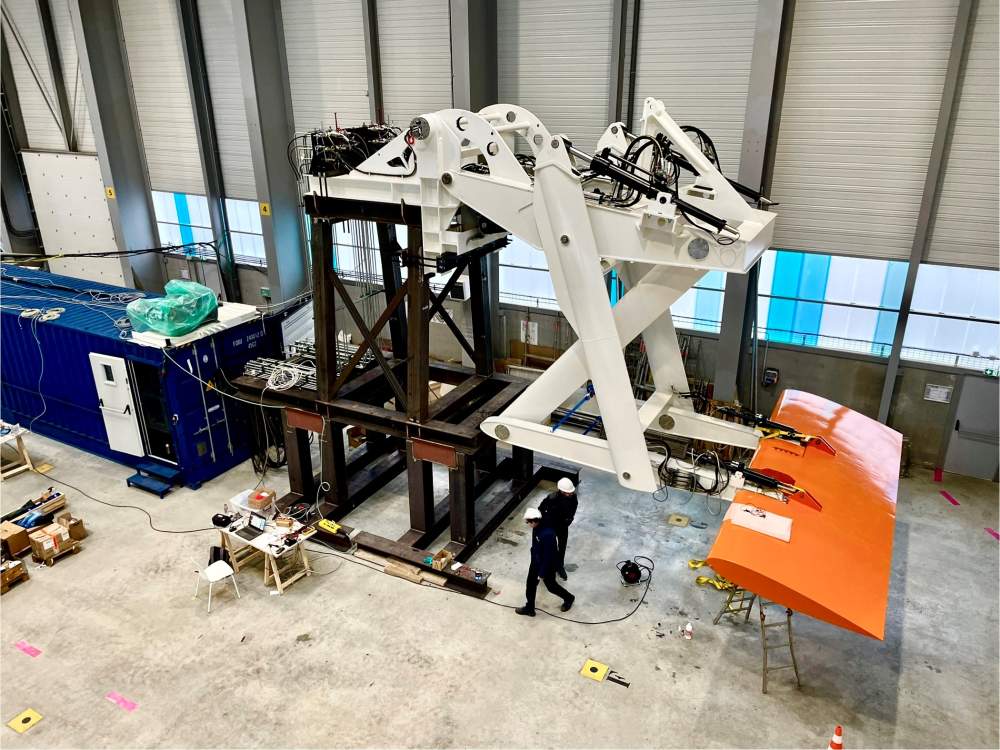 Bluefins a assemblé à Brest son foil de propulsion et va l'installer ...