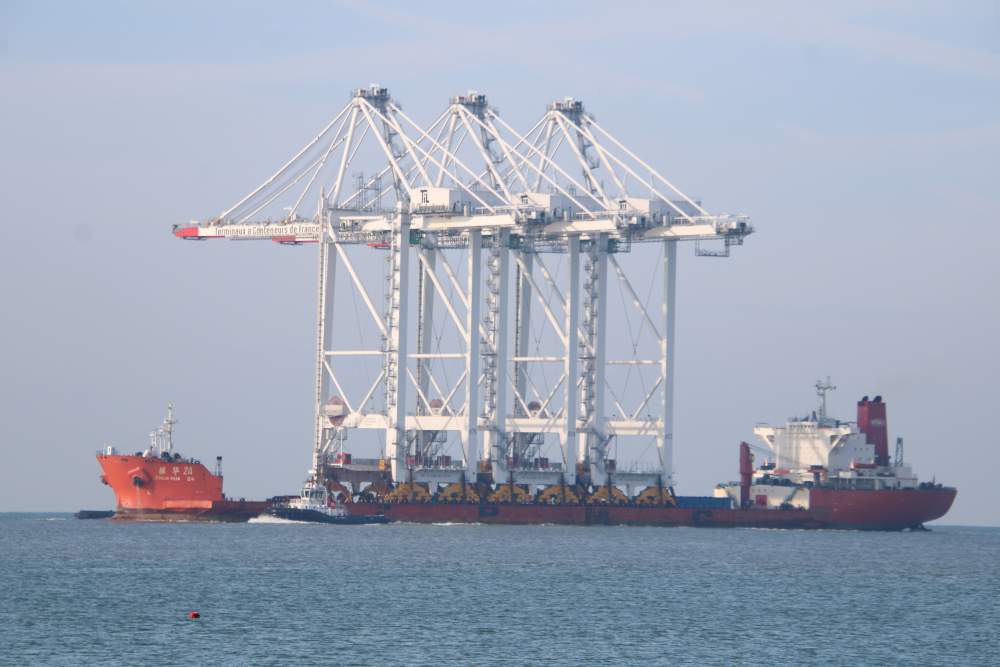 Le Havre : arrivée de nouveaux portiques géants pour le terminal ...