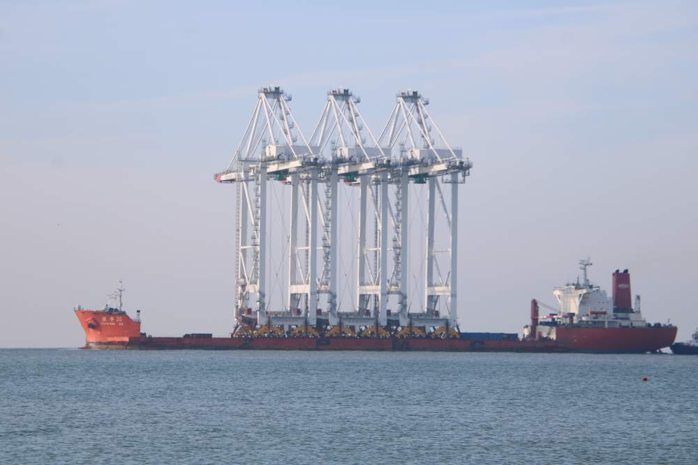Le Havre : arrivée de nouveaux portiques géants pour le terminal ...