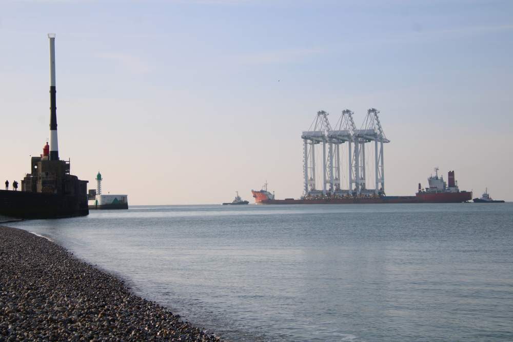 Le Havre : arrivée de nouveaux portiques géants pour le terminal ...