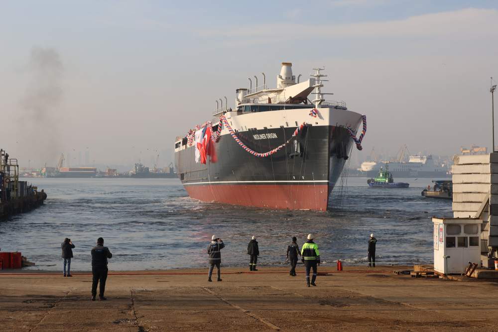 Un premier mât installé sur le Neoliner Origin | Mer et Marine