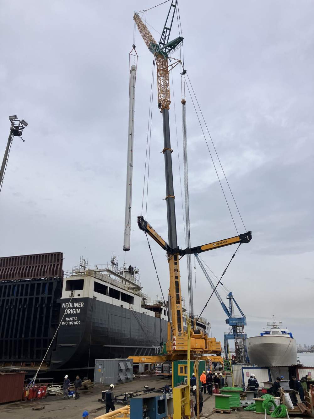 Un premier mât installé sur le Neoliner Origin | Mer et Marine