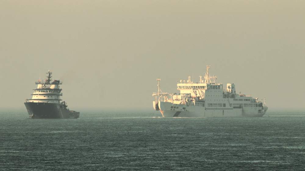 Le câblier Telliri arrivé à Brest en remorque de l'Abeille Bourbon ...