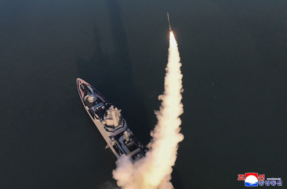 Le destroyer nord-coréen Choe Hyon réalise des tirs de missiles | Mer ...