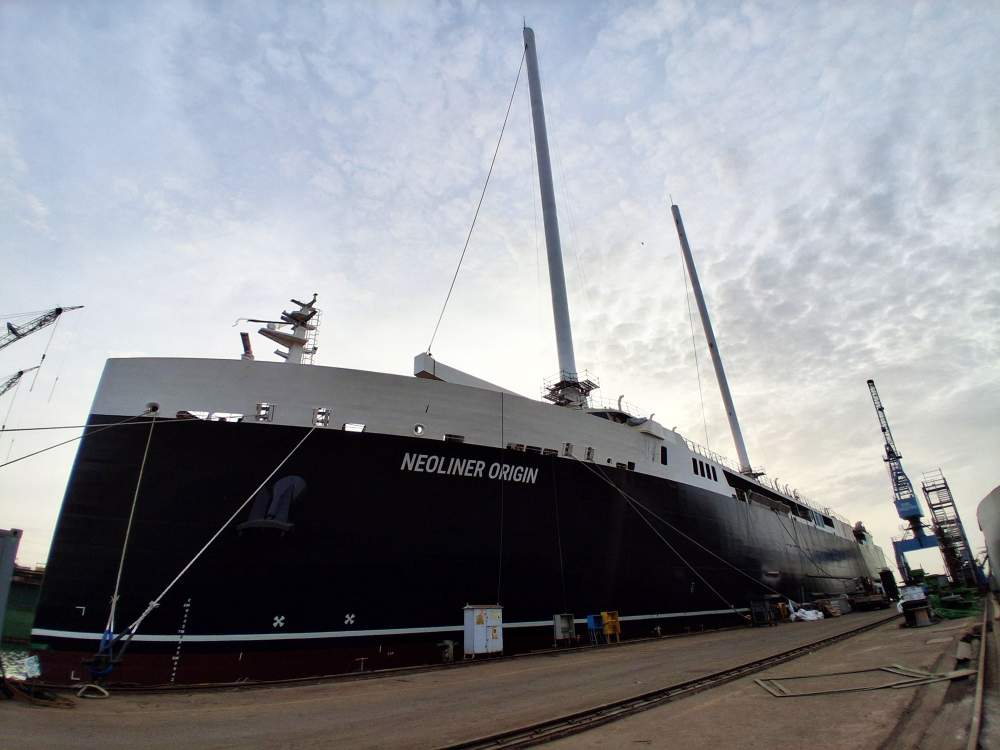 Le cargo vélique Neoliner Origin reçoit ses voiles rigides Solid Sail ...