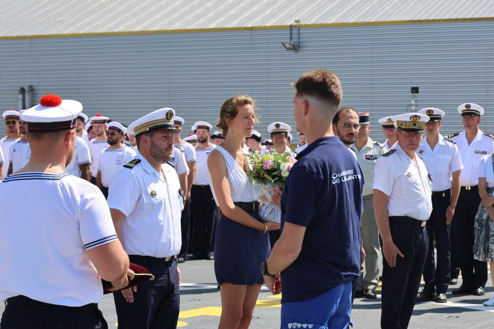 La Marine nationale prend possession du bâtiment ravitailleur de forces ...