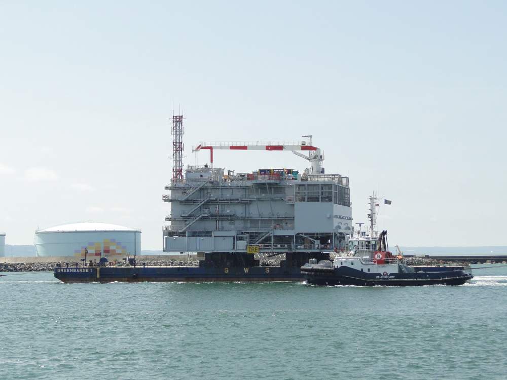 Le topside de la sous-station du parc éolien de Dieppe - Le Tréport est ...