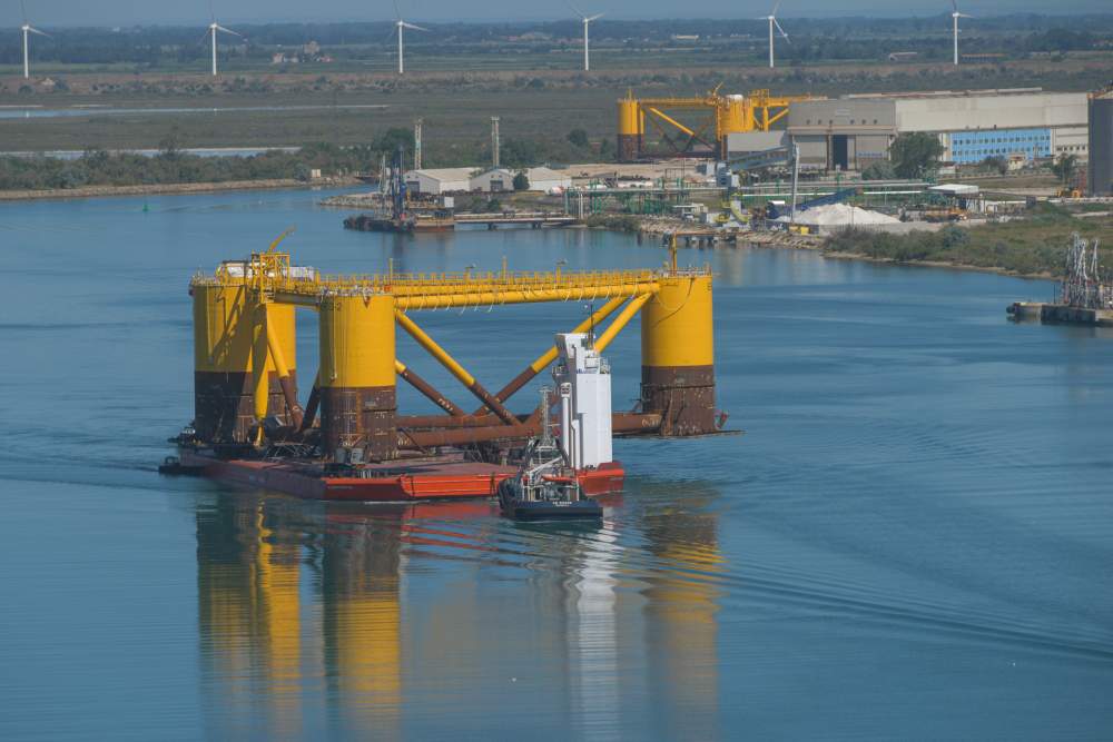 EFGL : un deuxième flotteur d'éolienne quitte Fos pour rejoindre Port-La Nouvelle | Mer et Marine