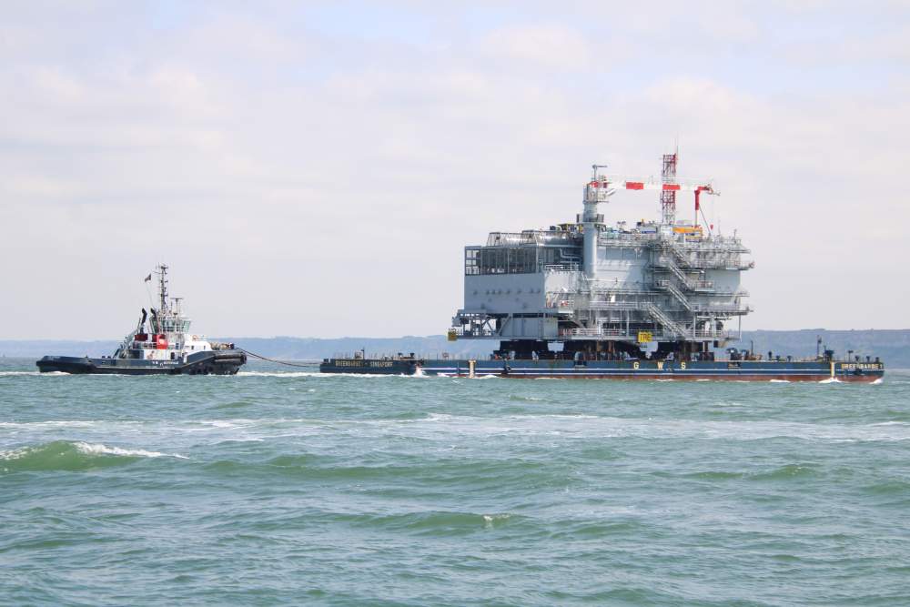 Le topside de la sous-station du parc éolien de Dieppe - Le Tréport est ...