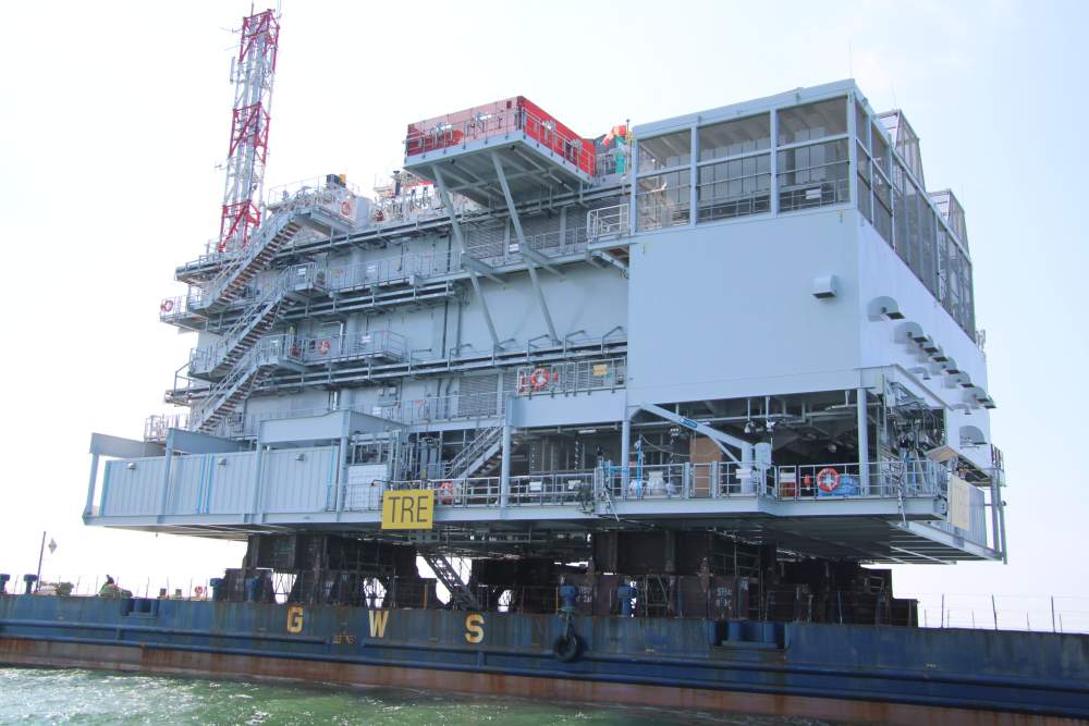 Le topside de la sous-station du parc éolien de Dieppe - Le Tréport est ...