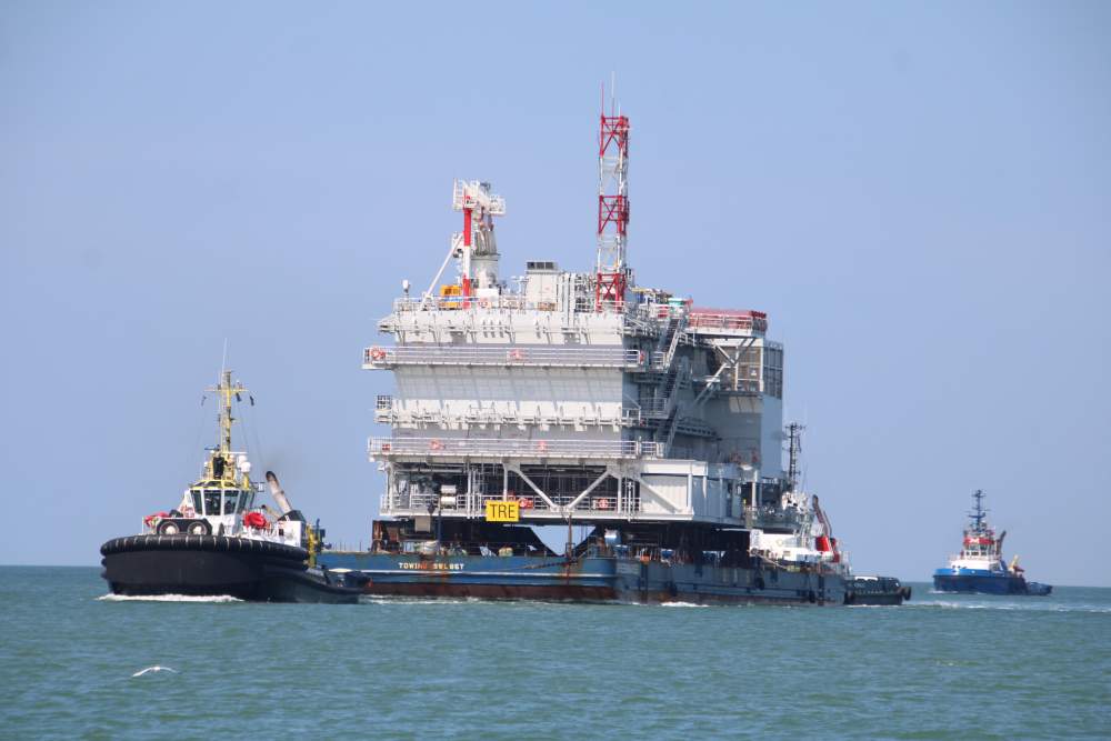 Le topside de la sous-station du parc éolien de Dieppe - Le Tréport est ...