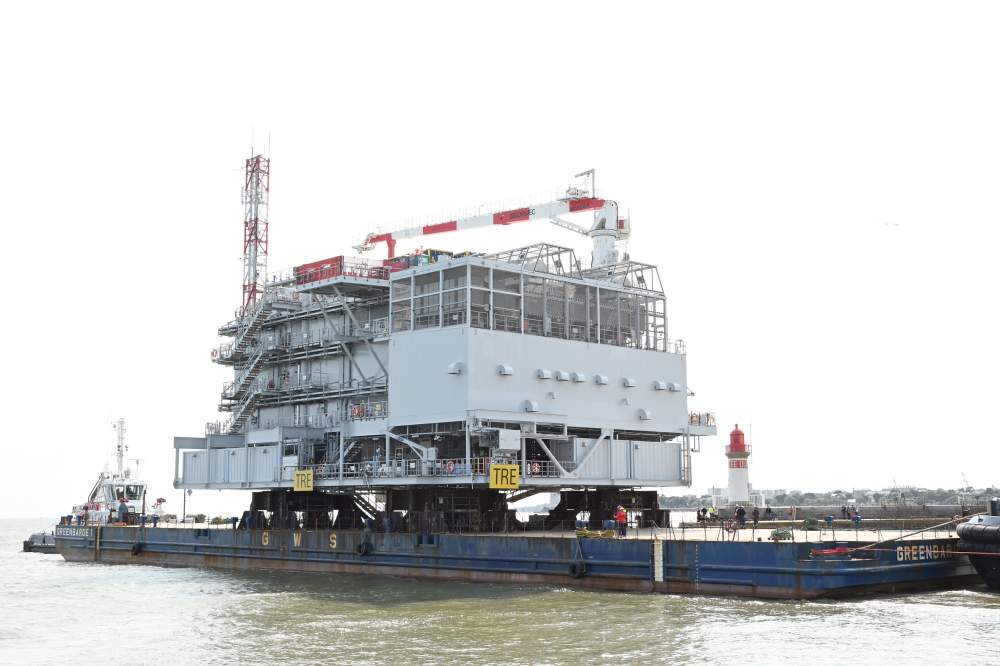 Le topside de la sous-station du parc éolien de Dieppe - Le Tréport est ...
