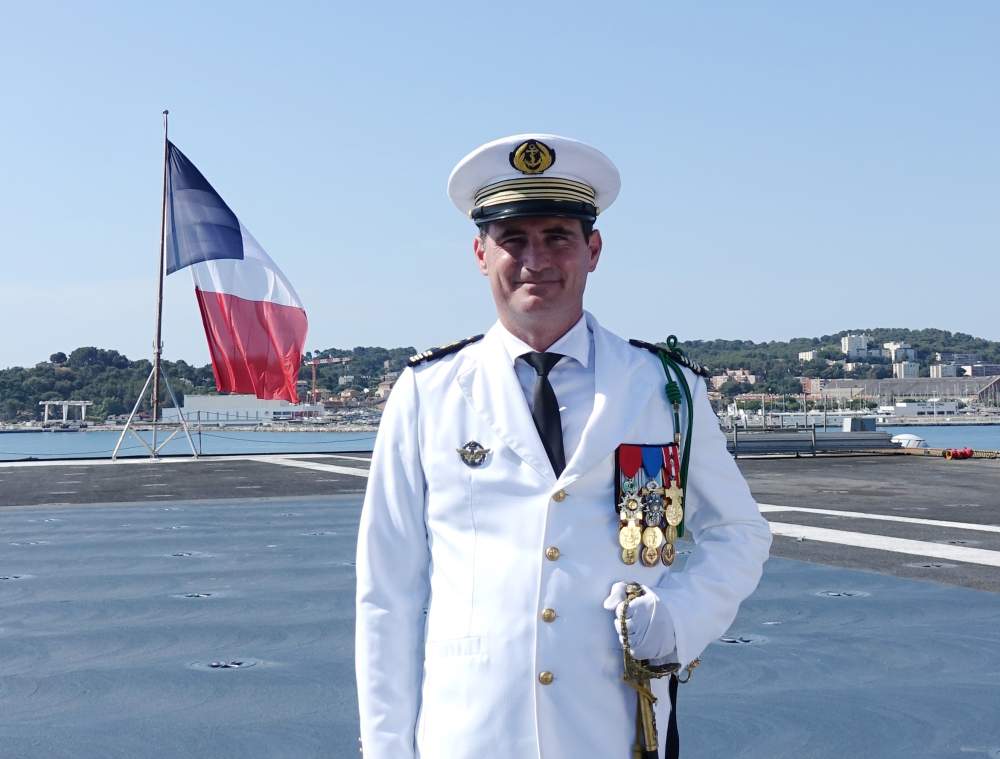 Le capitaine de vaisseau Thomas Puga prend le commandement du porte-avions Charles de Gaulle (la ...