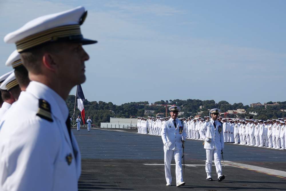 Le capitaine de vaisseau Thomas Puga prend le commandement du porte ...