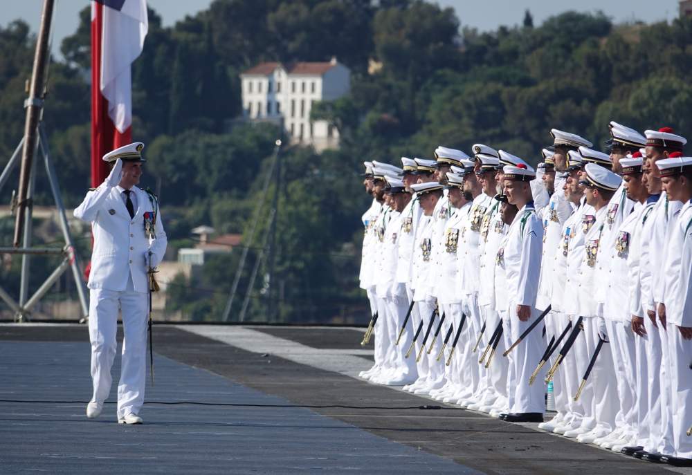 Le capitaine de vaisseau Thomas Puga prend le commandement du porte-avions Charles de Gaulle (la ...