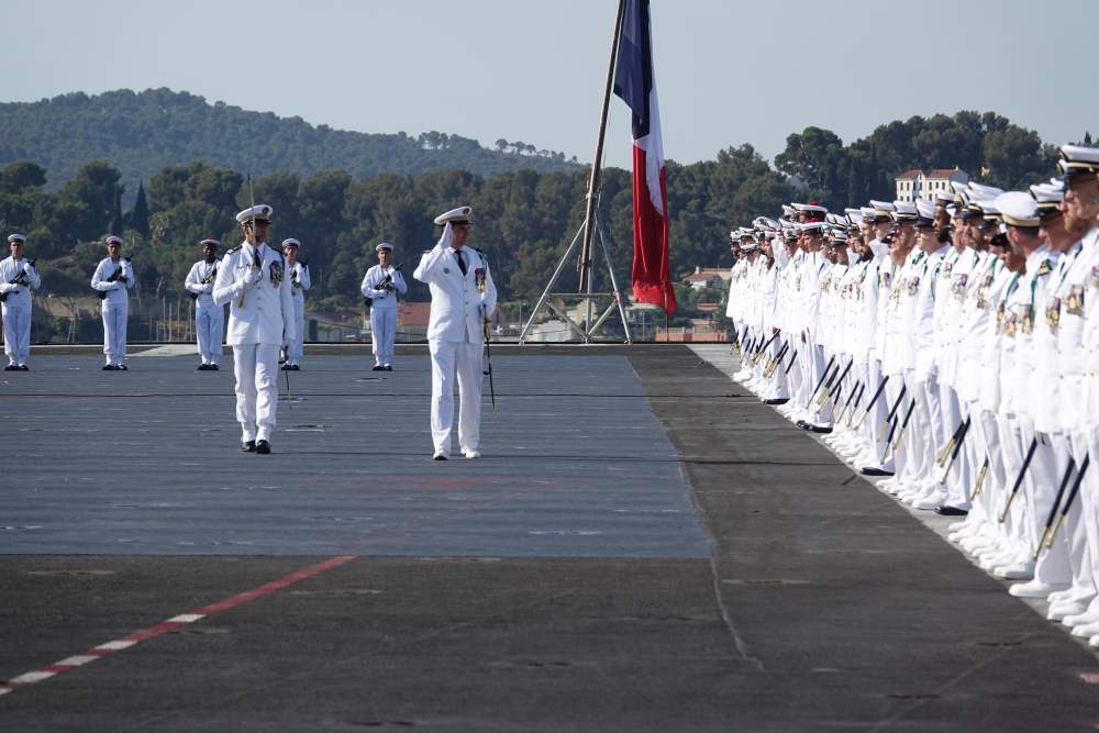 Le capitaine de vaisseau Thomas Puga prend le commandement du porte ...