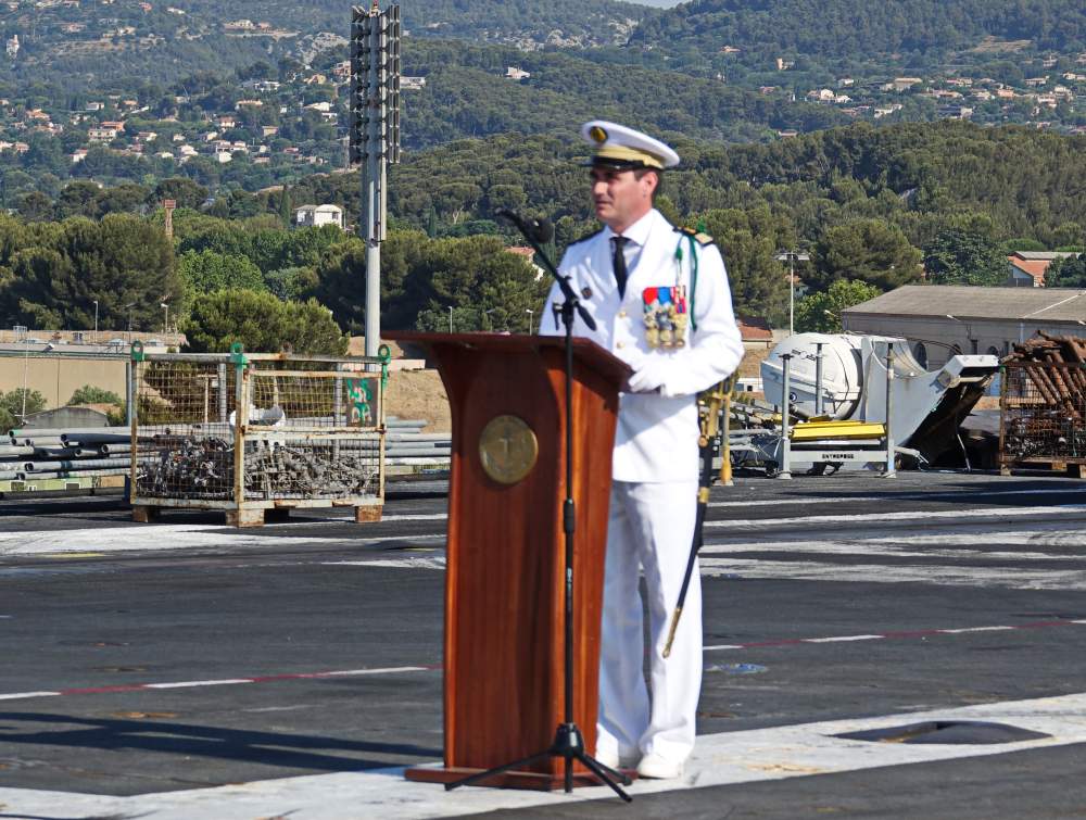 Le capitaine de vaisseau Thomas Puga prend le commandement du porte ...
