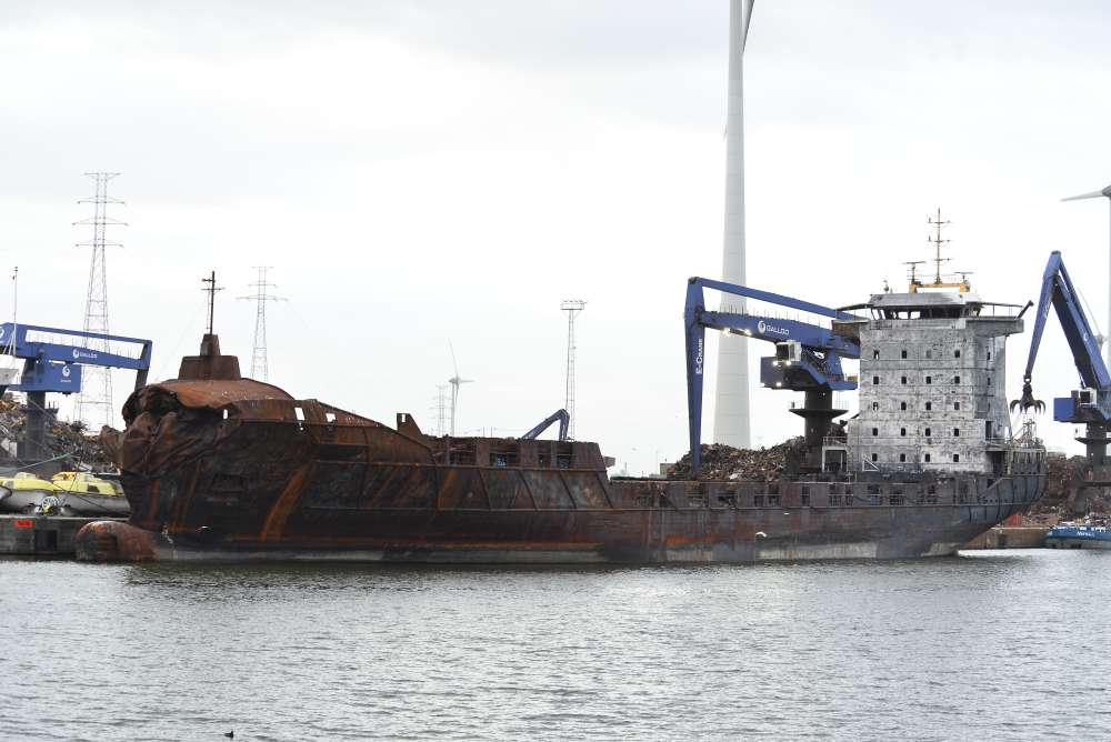Le vieux paquebot Astoria et le porte-conteneurs incendié Solong ...