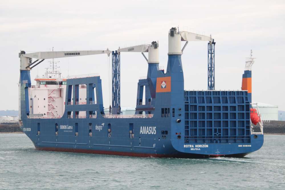 Le Havre accueille le nouveau navire de transport de composants d ...