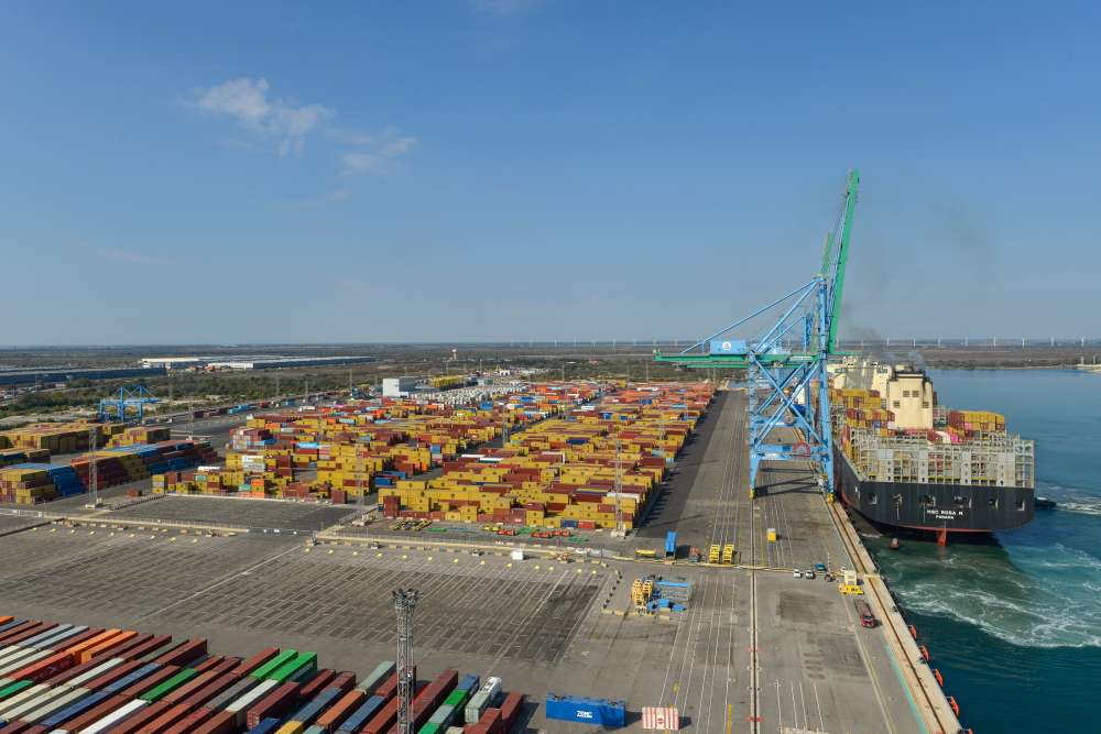 Fos-sur-Mer : Seayard réceptionne un grand portique ferroviaire pour ...