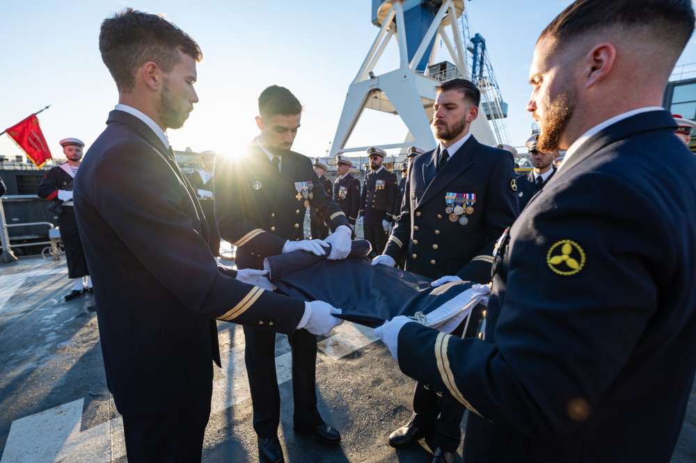 Dernière cérémonie des couleurs pour l’ex-aviso Commandant Ducuing ...