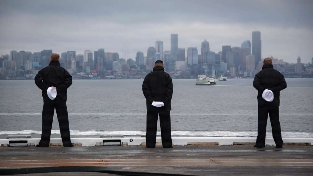 Finalement, le porte-avions américain USS Nimitz restera en service ...
