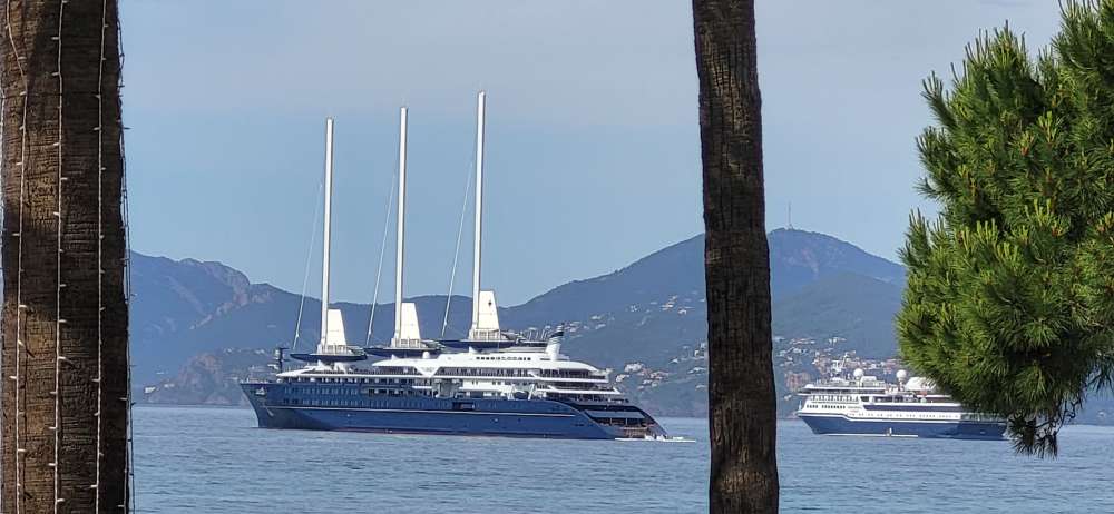 L’OE Corinthian installé devant la Croisette pour le Festival de Cannes ...