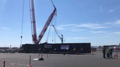 Le topside de la sous-station du parc éolien du Calvados est en place ...